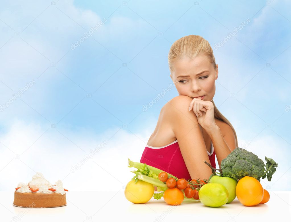 Mujer dudando con frutas y pastel — Foto de stock #40715899 © Syda ...