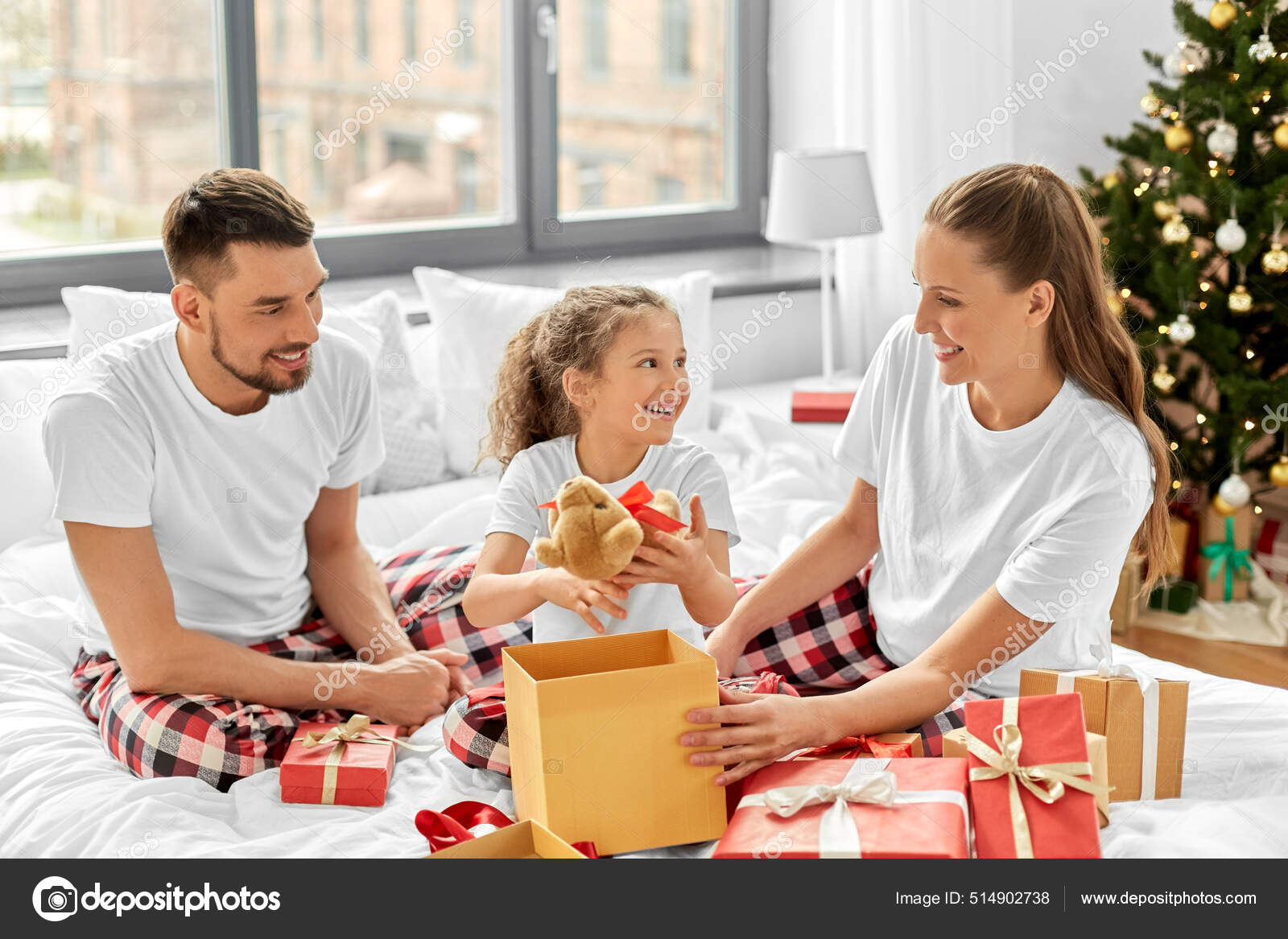 Familia Hispana Abriendo Regalos De Navidad