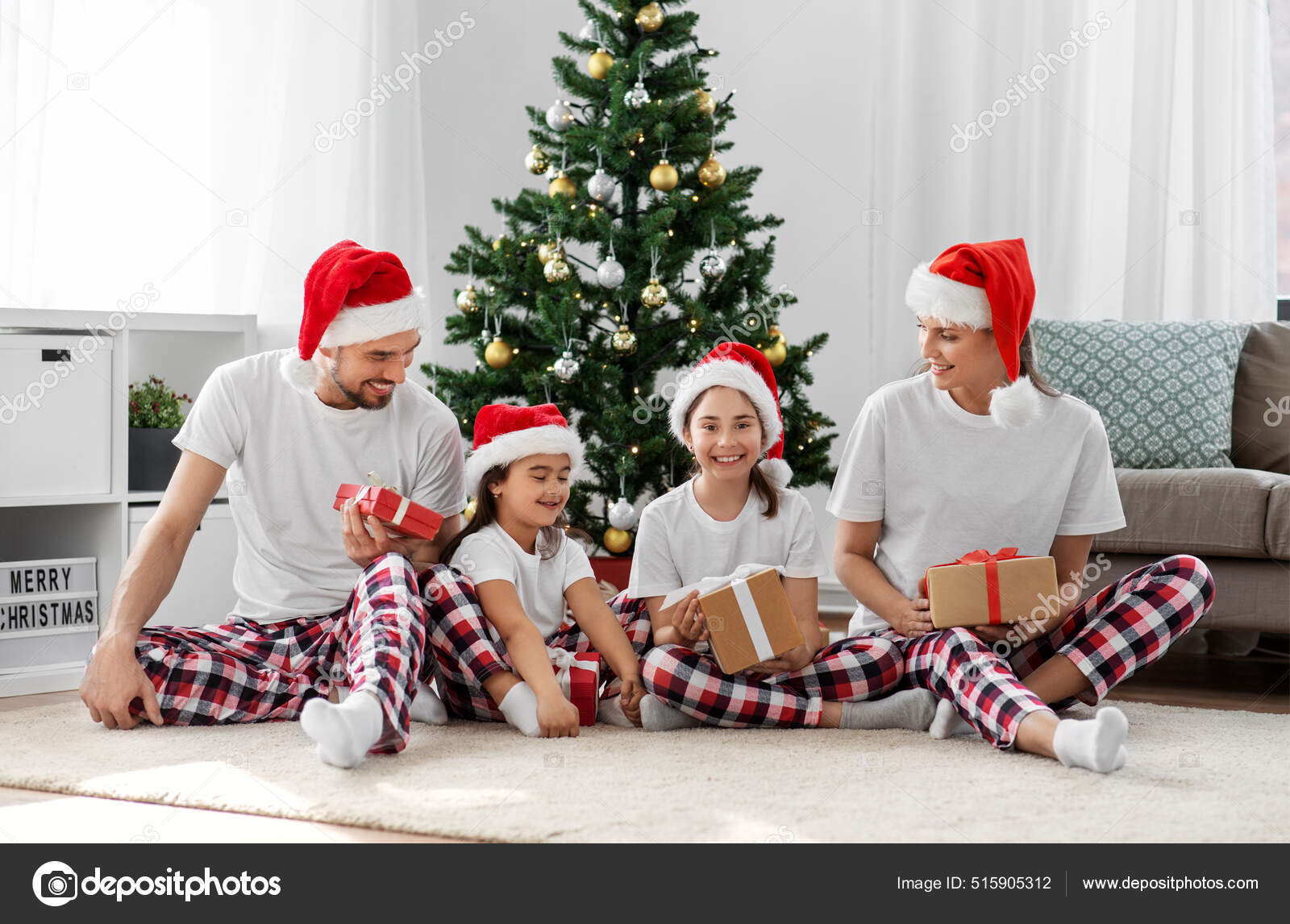 Familia Hispana Abriendo Regalos De Navidad