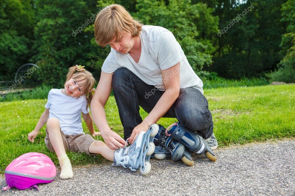 Father helping preschool daughter — Stock Photo © anatols #27503501
