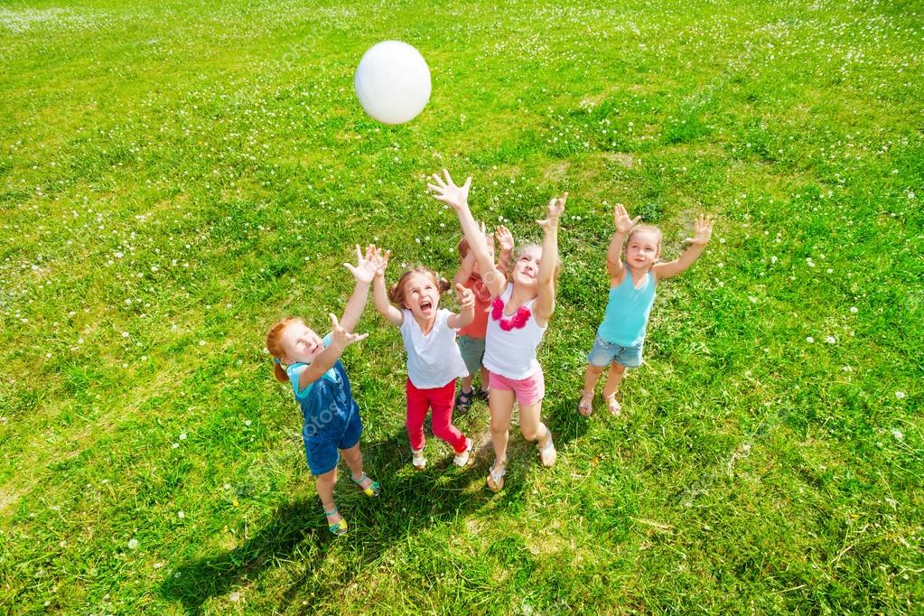 Kinder spielen ball — Stockfoto © serrnovik #49940463