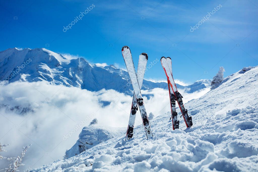 Esquís de montaña en la nieve sobre hermosos picos alpinos nevados ...
