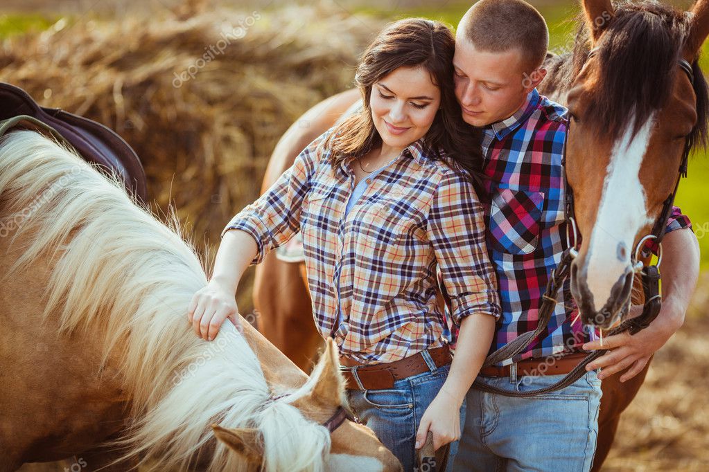 Couple Debout à La Ferme Avec Des Chevaux Image Libre De Droit Par