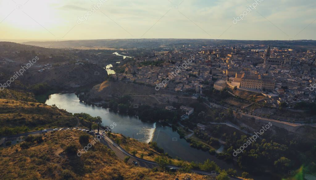 Punto de vista panorámico aéreo de la ciudad histórica de Toledo ...