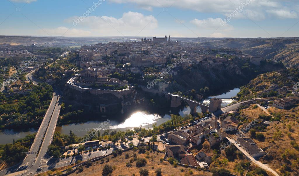 Punto de vista panorámico aéreo de la ciudad histórica de Toledo ...
