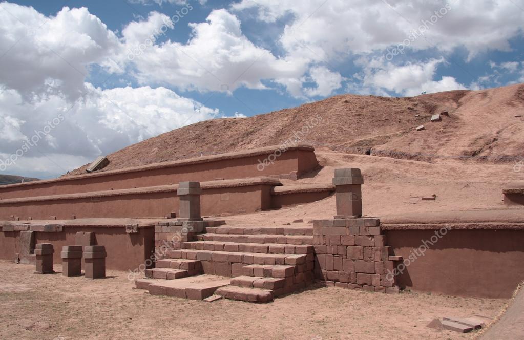 Antigua Pirámide Akapana en Tiwanaku, Bolivia 2024