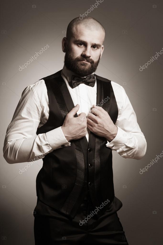 Hombre calvo elegante y brutal con barba en elegante traje negro — Foto ...