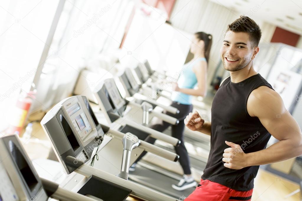 hombre joven en el gimnasio — Fotos de Stock © boggy22 #33695675