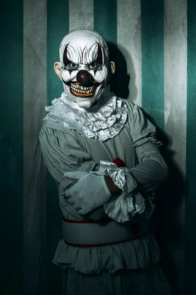 Payaso Pelirrojo Malvado Loco Usando Disfraz Con Rubor Blanco Señala ...