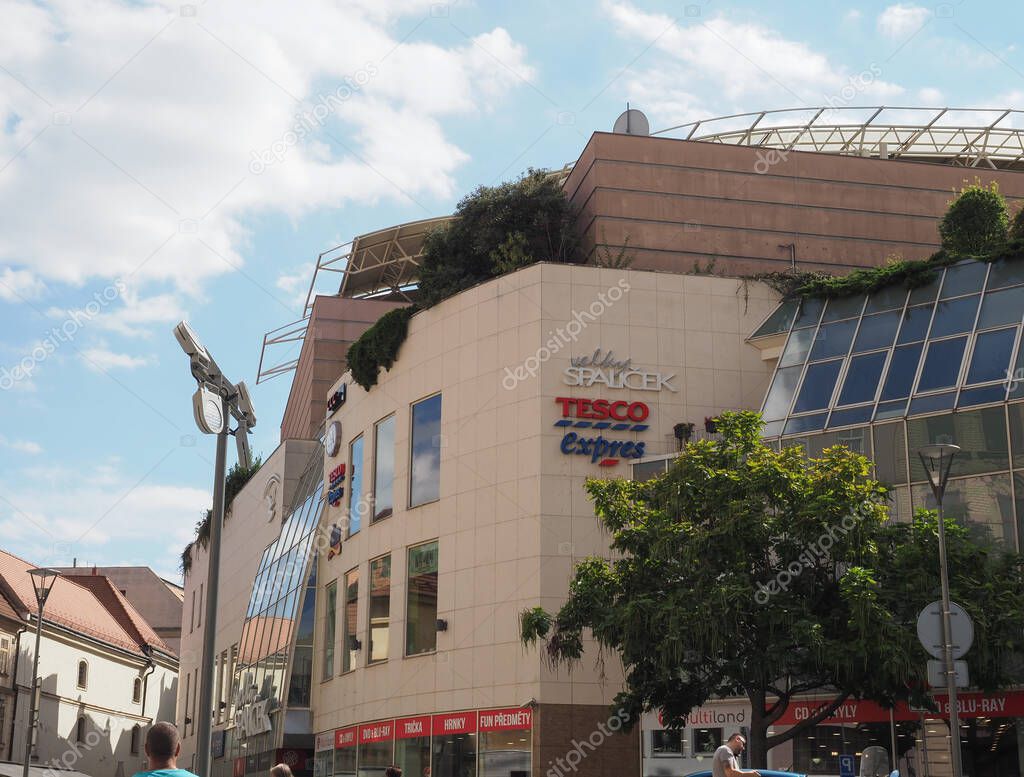 BRNO, REPÚBLICA CHECA - CIRCA SEPTIEMBRE 2022: Tesco Expres letrero ...