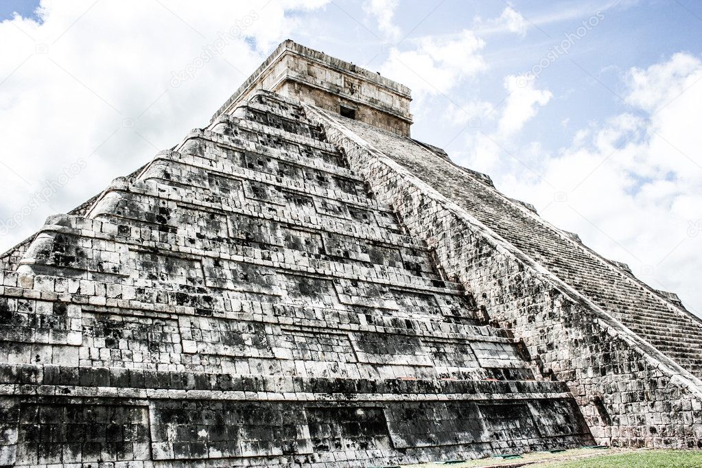 Piramida Maya Kukulcan El Castillo di Chichen-Itza (Chichen Itza ...