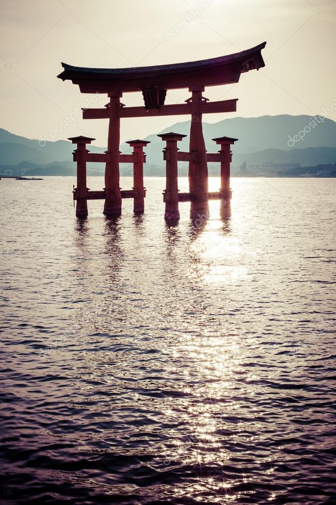 Miyajima, Famous big Shinto torii standing in the ocean in Hiroshima ...