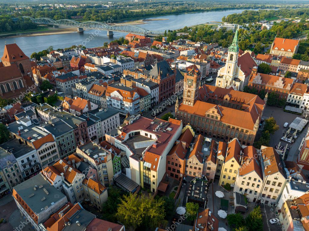 Torun. Vista aérea de la Ciudad Vieja de Torun. Vístula (Wisla) Río con ...