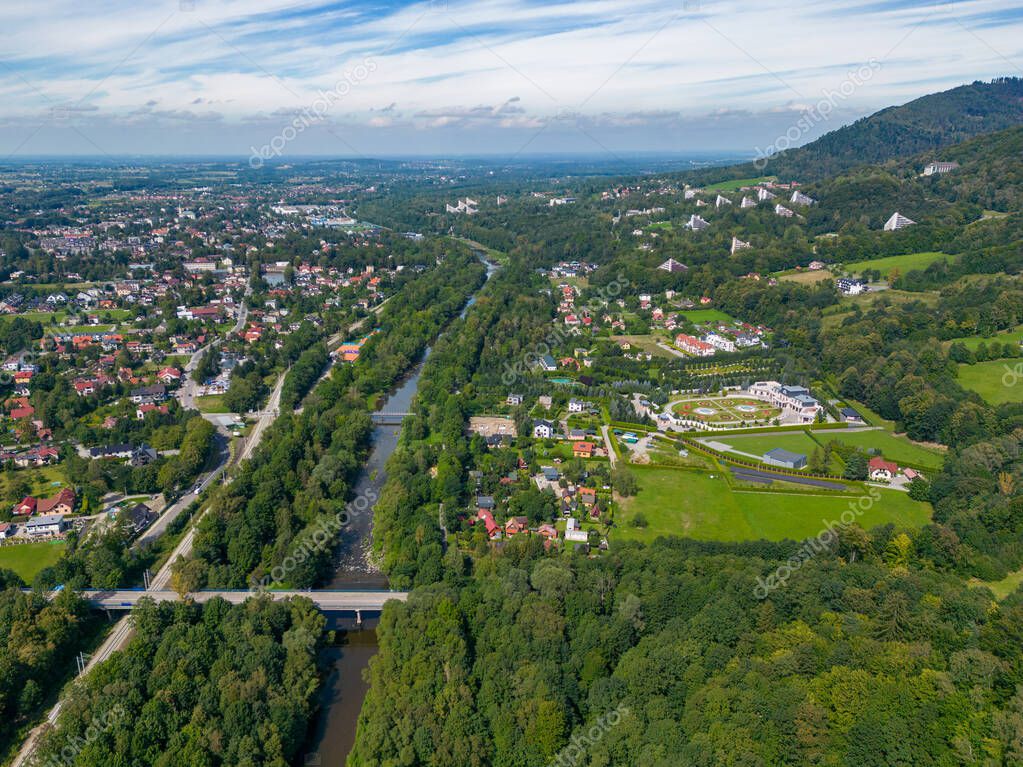 Vista aérea de Ustron. Paisaje de la ciudad y balneario en Ustron en ...
