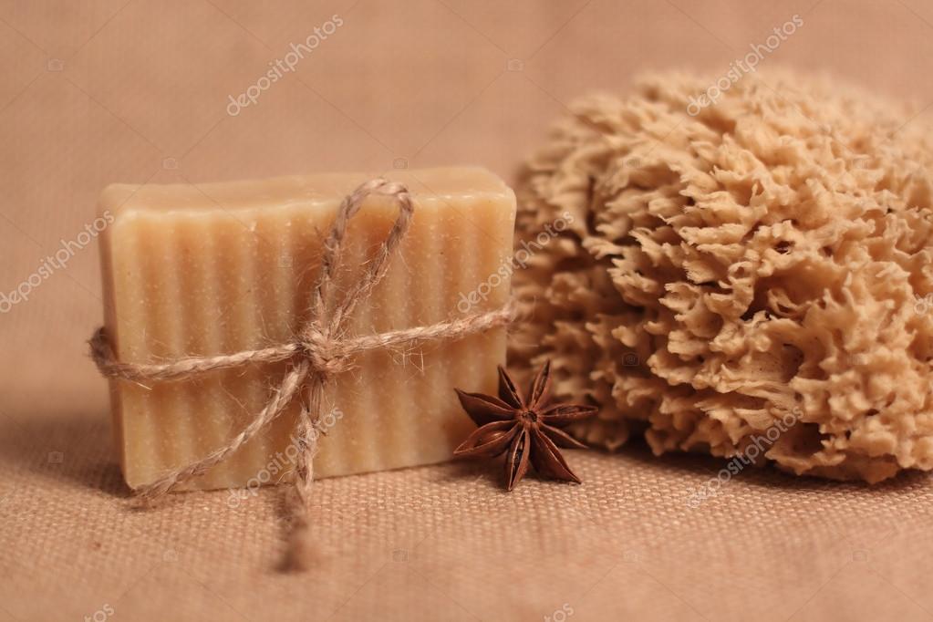 Jabón y esponja de baño hechos a mano — Foto de stock #19374761 © EmiliaU