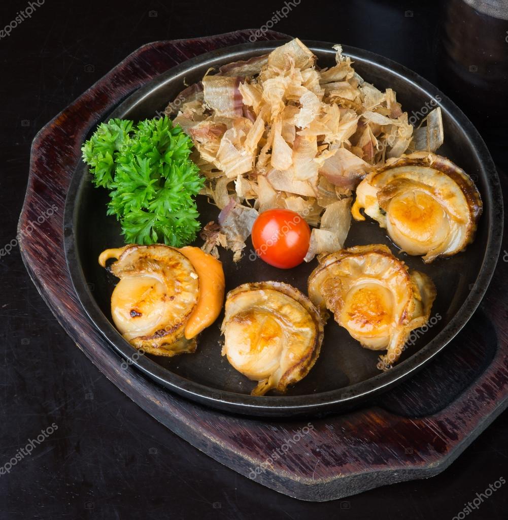 Cocina japonesa. pescado de concha a la parrilla en el fondo 2024