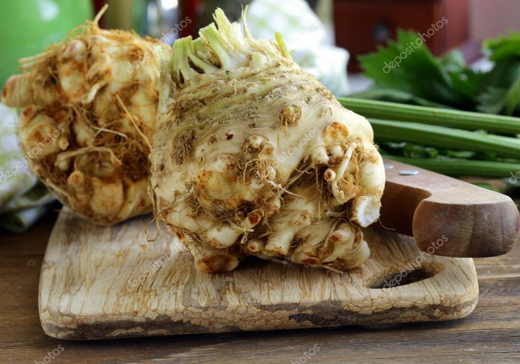 Raíz fresca de apio orgánico con hojas verdes 2023