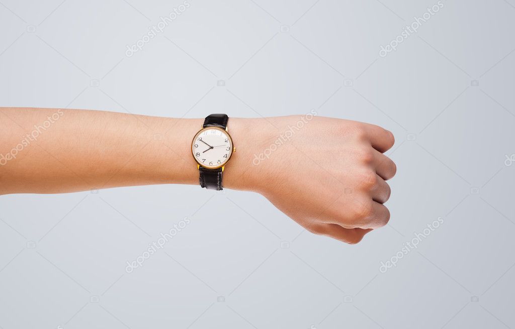 Mano con reloj que muestra la hora exacta: fotografía de stock ...