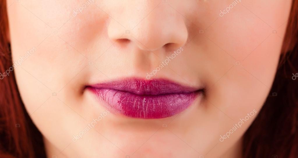 Hermosa mujer labios rojos de cerca — Foto de stock #44639493 © ra2studio