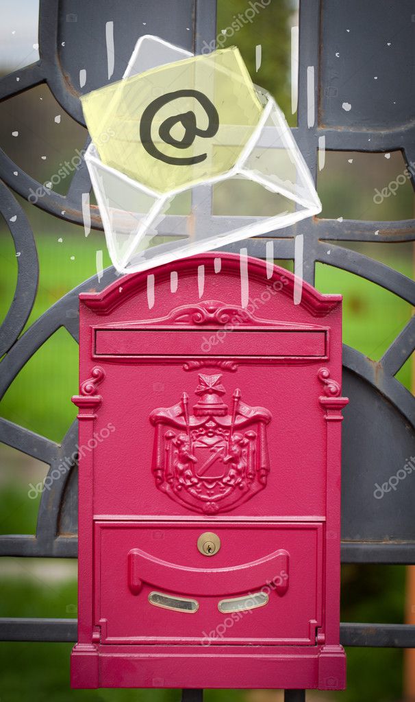 Sobres con signo de correo electrónico cayendo en el buzón 2024