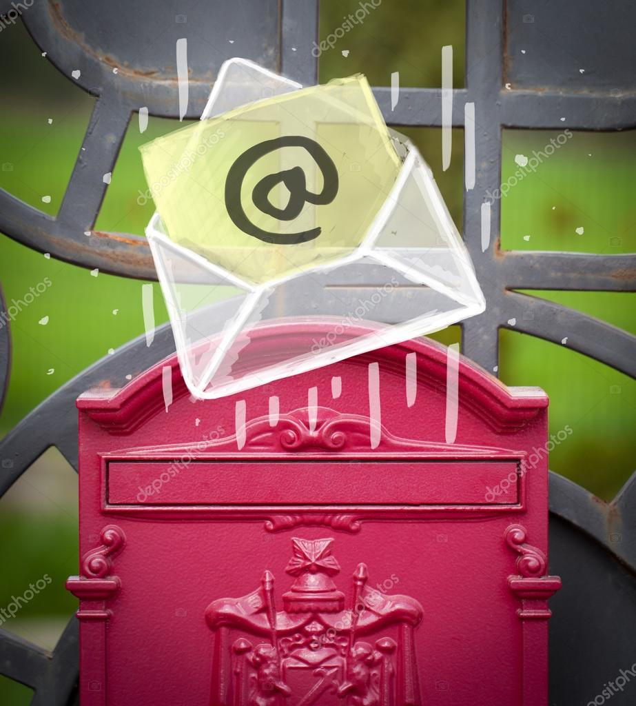 Sobres con signo de correo electrónico cayendo en el buzón 2024