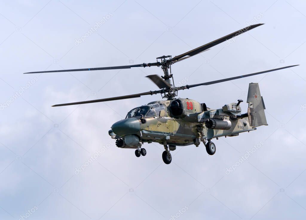 ZHUKOVSKY, RUSIA - 25 de julio de 2021: Demostraci n del helic ptero de ataque Kamov Ka-52 ...