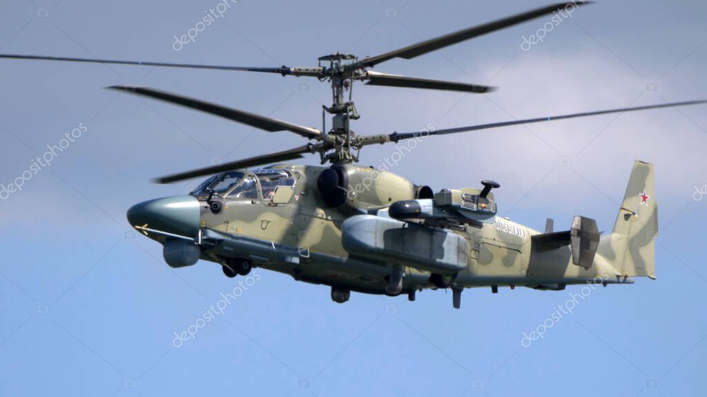 ZHUKOVSKY, RUSIA - 25 de julio de 2021: Demostraci n del helic ptero de ataque Kamov Ka-52 ...