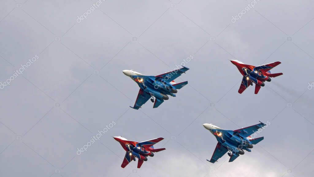 MOSCÚ, RUSIA - 7 DE MAYO DE 2021: Desfile de Avia en Moscú. grupo de aviones de combate a ...