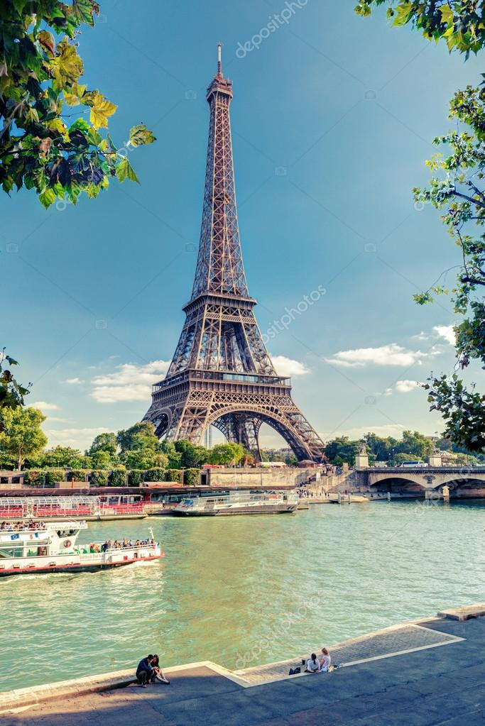 O rio Sena com a torre eiffel em paris — Fotografia de Stock Editorial ...