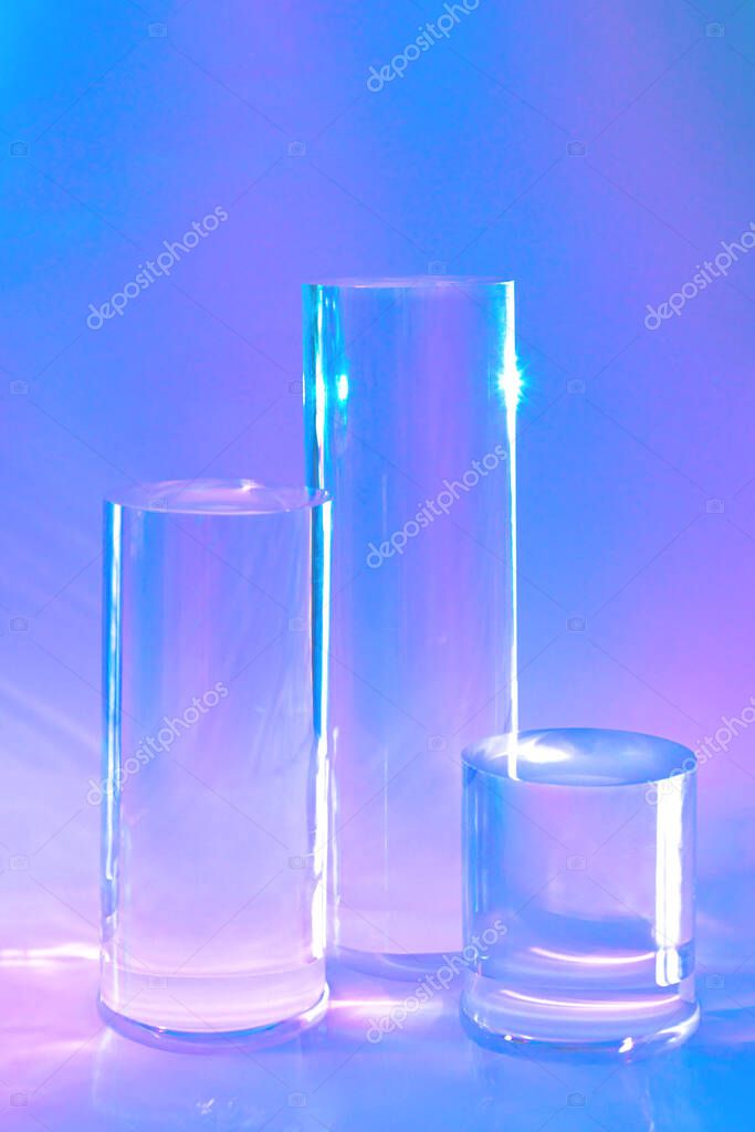 Tres podios de cilindro de vidrio transparente sobre fondo holográfico ...