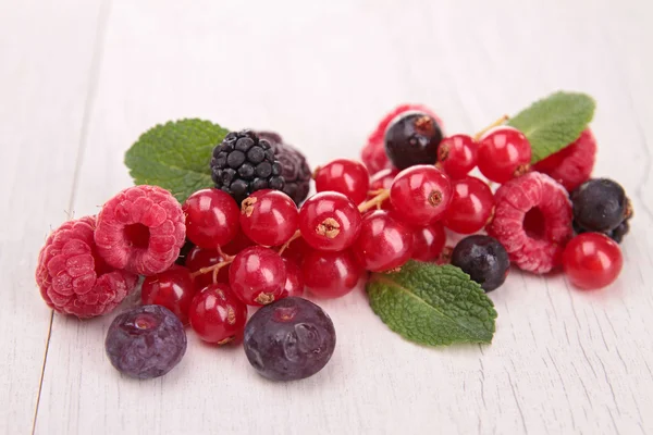 Assortiment de baies fraîches image libre de droit par studioM © #153766406