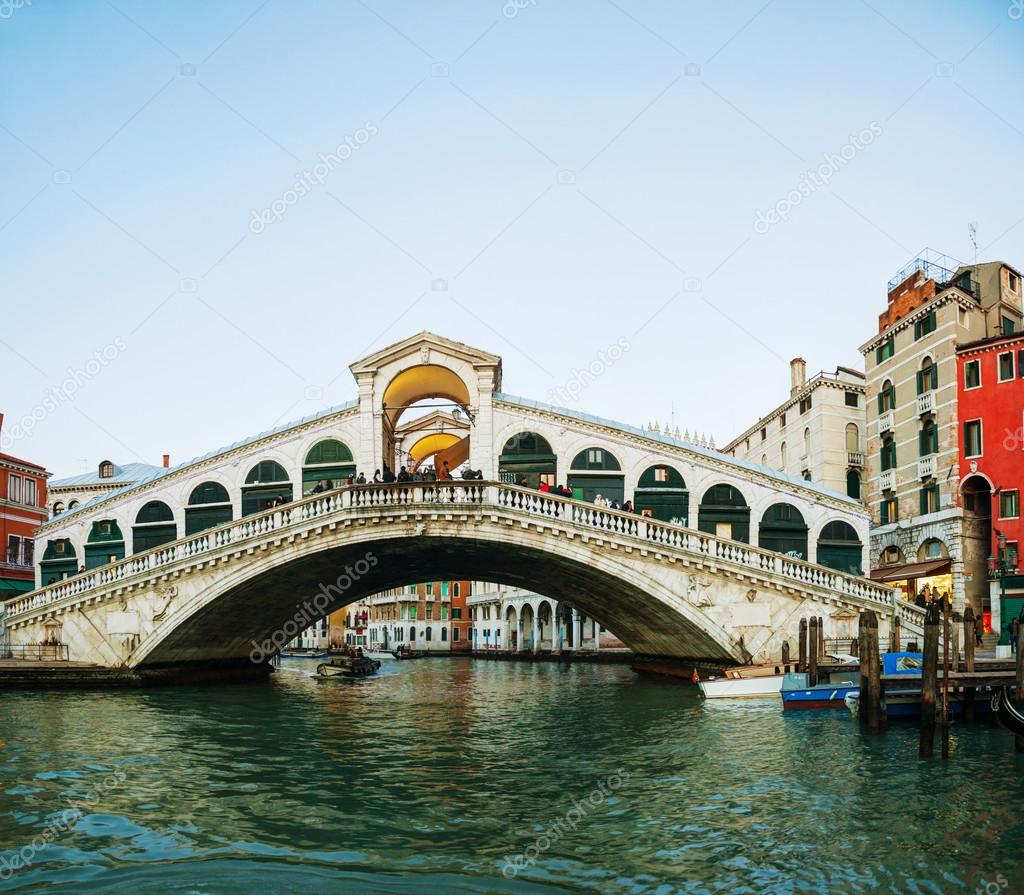 Rialto Bridge (Ponte Di Rialto) in Venice, Italy — Stock Photo ... Rialto Bridge (Ponte Di Rialto) in Venice, Italy — Stock Photo ...