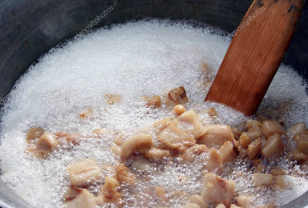 Freír chicharrones de cerdo cvarci de grasa de cerdo, de manera ...