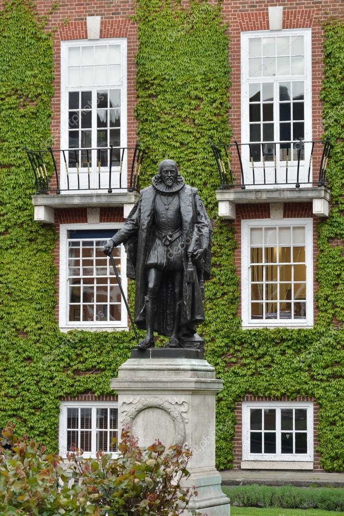 Statue of Francis Bacon — Stock Photo © pauws99 #25306323