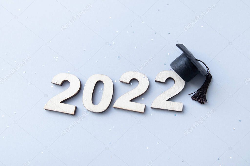 Graduación 2022 con gorra graduada en el número de madera 2022 sobre ...