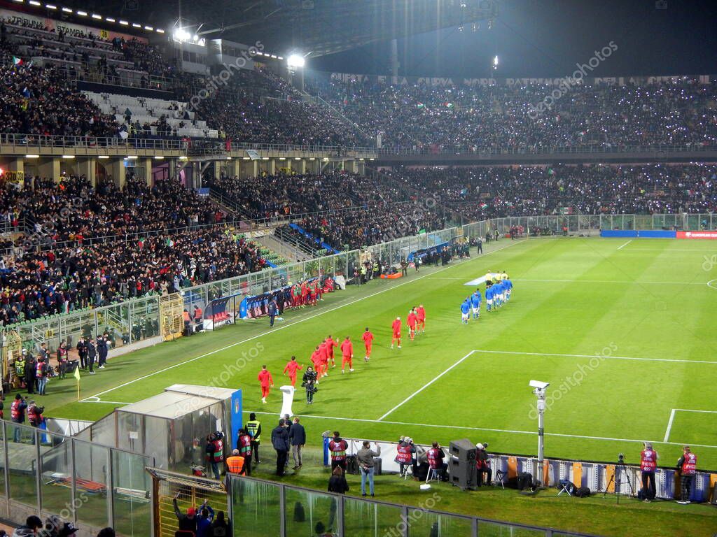 La entrada de los dos equipos en el patio de recreo al comienzo del ...