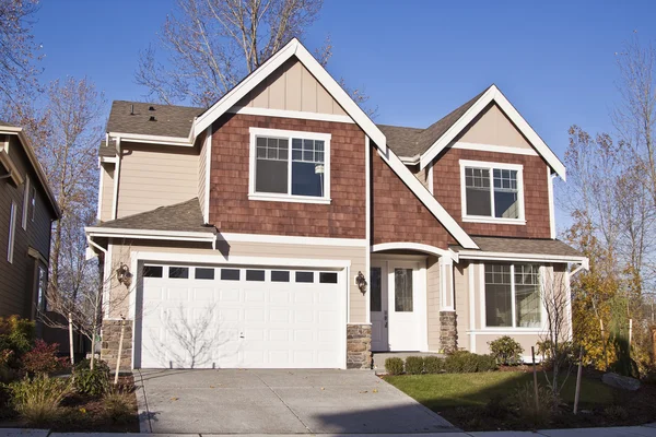 Suburban house – Stock Editorial Photo © alexmisu #18182497