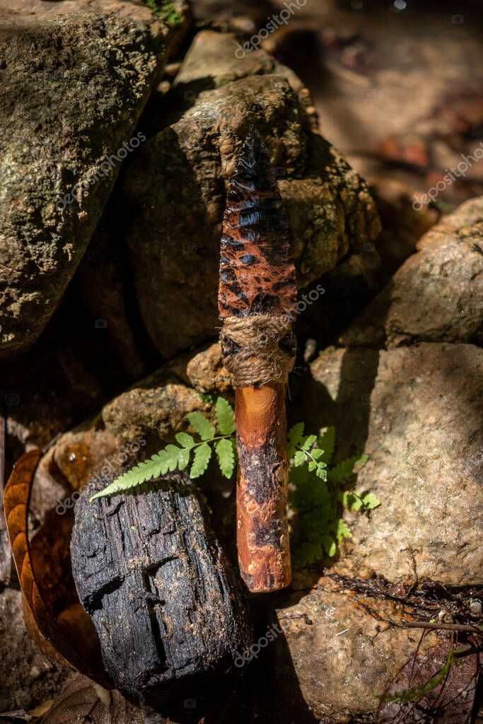 Obsidiana de caoba cosida a mano y cuchillo primitivo 2023
