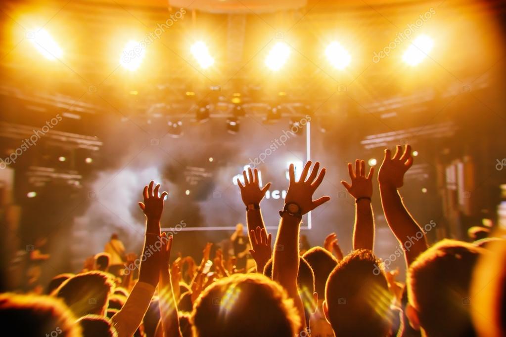 Multidao De Concerto Ao Vivo