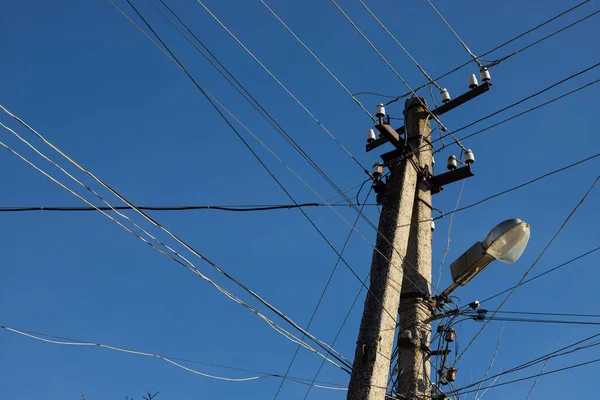 Alambres el ctricos colgados en un poste con una l mpara de iluminaci n ...