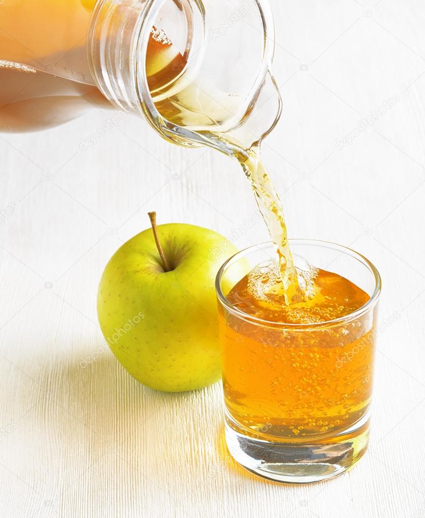 Pour Apple Juice