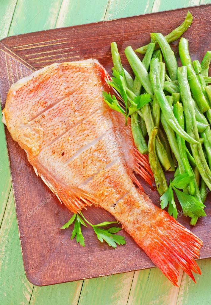 Fried fish with green beans — Stock Photo © tycoon #40847657