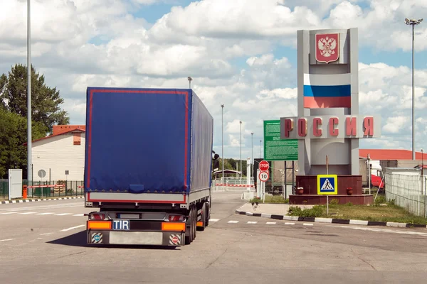 Border crossing checkpoint between Ukraine and Russia — Stock Photo ...