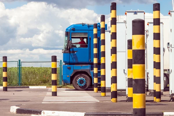 Border crossing checkpoint between Ukraine and Russia — Stock Photo ...