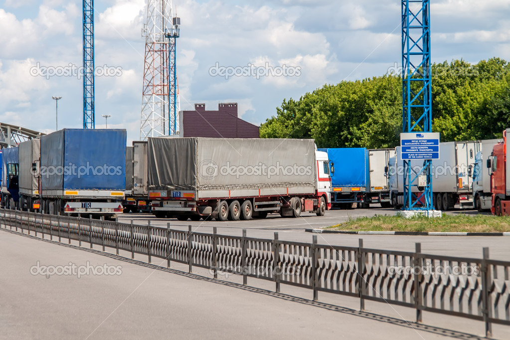 Border crossing checkpoint between Ukraine and Russia Stock Photo by ...