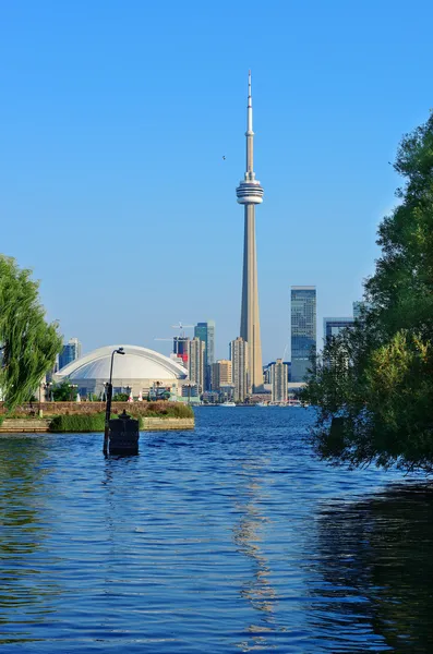 Toronto skyline from park – Stock Editorial Photo © rabbit75_dep #18956709