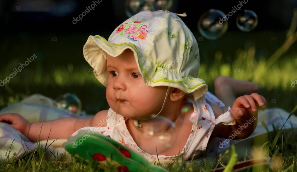 El bebé explora el medio ambiente y el mundo con interés. Desarrollo de ...