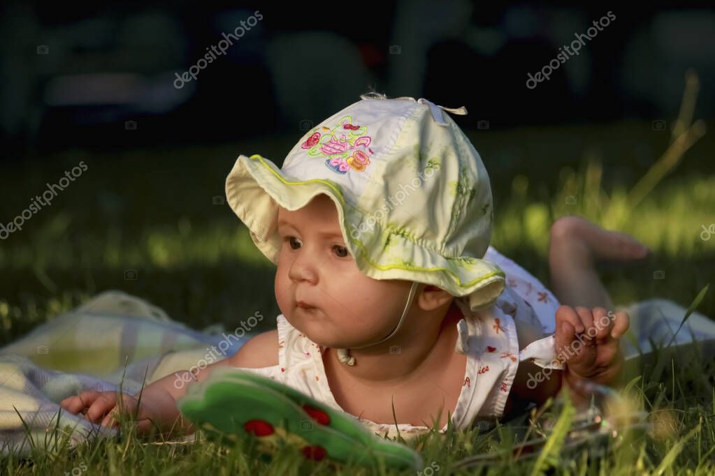 El bebé explora el medio ambiente y el mundo con interés. Desarrollo de ...