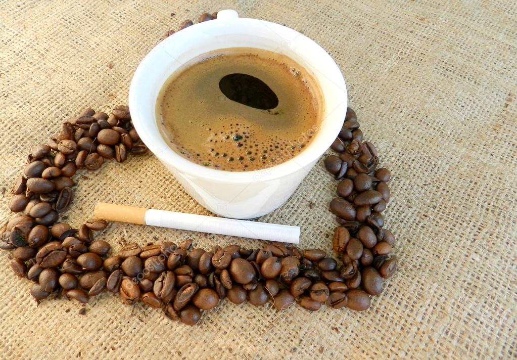 Tasse de café avec cigarette et café image libre de droit par ...