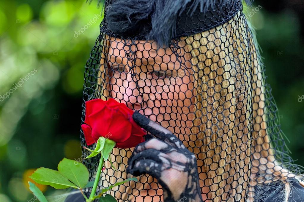 Viuda con velo y rosa — Foto de stock #19692195 © ginasanders